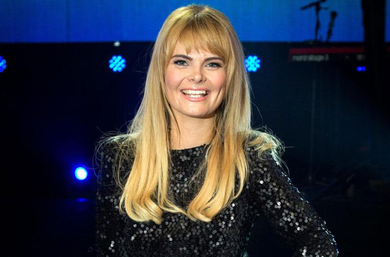 Erika Vikman esittelee peppuaan pelkissä bikineissä: "Nyt oot vau tosi ...