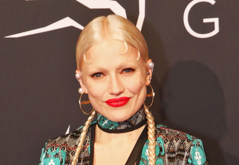 Chisu säväytti Jussi-gaalassa – kaula-aukko lähes napaan saakka! | Seiska