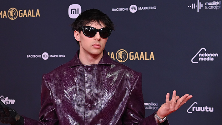 Räppäri Cledos leuhki lentokonevideolla - nolo paljastus sai somen ...