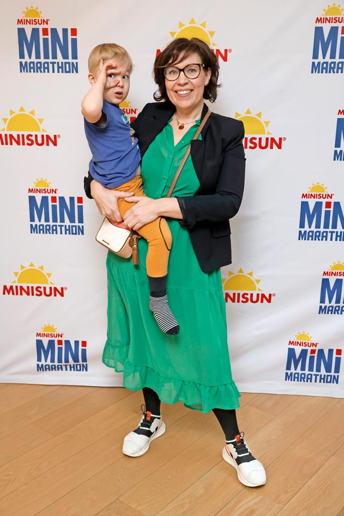 Anna Hanski, 51, elämästään isoäitinä: Pianonsoittoa ja futista eloisan ...