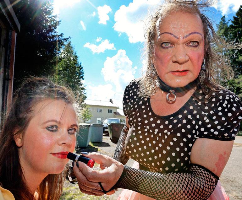 Romutransu Markus Kuotesahosta meikkitaiteilija? Näin syntyy Markuksen ...