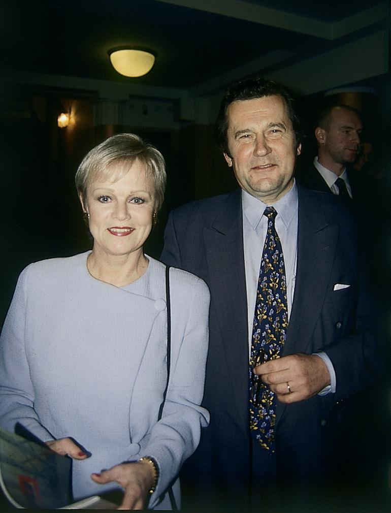 "Saatanan v*ttumainen akka!" – Katri Helena muistelee kirjassa myrskyisää liittoa Panu Rajalaan ...